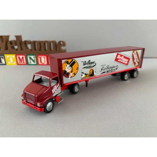 アメリカの様々な企業のノベルティトラックを製造しているトイメーカーWINROSS(ウィンロス)によるダイキャストトラックです。アメリカ最古の炭酸飲料ドクターペッパーの正規ノベルティは男女問わず大人気のシリーズです。トラック両側面のロゴがカッ...