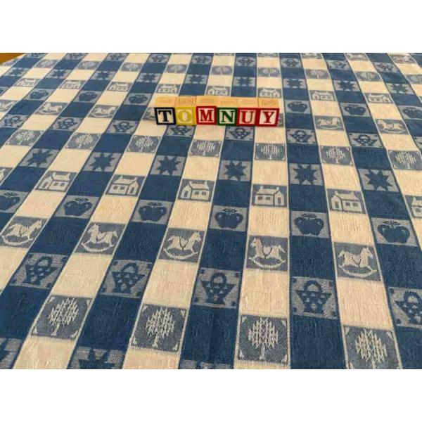 アメリカンカントリーをモチーフにした青白チェックの円形のテーブルクロスです。最後の写真は直径105センチのテーブルに掛けた時のものです。厚みのあるしっかりとした織りで、白の部分にも柄が浮き上がる凝ったデザインです。一部点状のシミが見られる部...