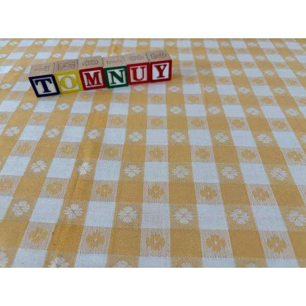 大人気のビストロチェックのテーブルクロスです。カラーは黄色です。こちらは横長のアメリカンサイズのクロスをお使いやすくカットして縫い直した状態のものです。クリーニング済みですぐにクロスとしてお使いいただけるようにしてあります。裏と比較すると若...