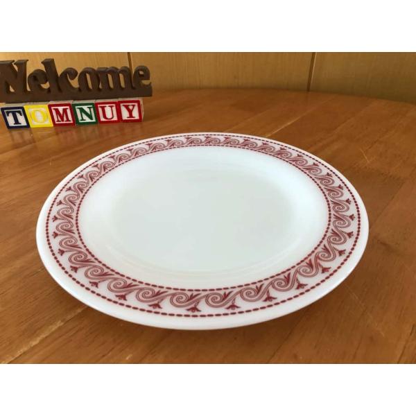 ファイヤーキング同様根強いファンが多いオールドパイレックス。深みのあるバーガンディレッドの縁取りがどんなお料理も引き立てる１０インチのディナープレートです。CHARIOTは戦闘用馬車の意味ですが、車輪をデザインしているかもしれない部分の優雅...