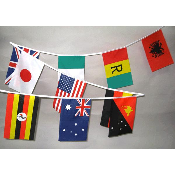 各種パーティに最適な連続万国旗です。<BR>軽いポリエステル素材を使用しています。<BR>従来の万国旗と違い全長が短いため、限られた空間でも飾ることができます。<BR>(旗寸法：14×21cm、全長3.5...