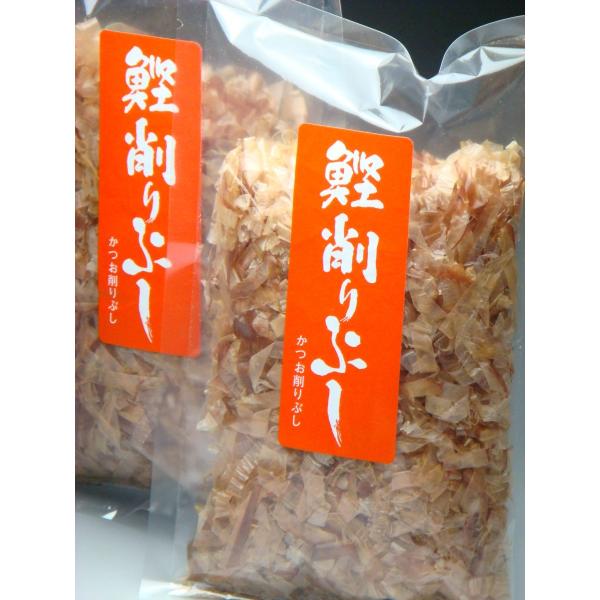 焼津港で水揚げされた鰹を、楢（なら）の薪の煙でじっくりと燻し、風味豊かな鰹節に仕上げました。普段は粉砕されてだし抽出用に塩用される鰹節を削り節にしたものです。見た目よりもおいしさや風味を重視した鰹節です。薄い帯状の削り節です。ダシ取りにも、...