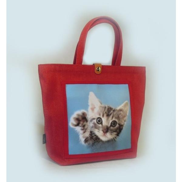 お手頃価格でデニムトート新登場！気軽に持てます。サイズ（横上30/下21×高さ24×幅10cm）◆本体表地　デニム※写真は赤　※赤のみになります。◆プリント両面可能（２枚の写真）＋\2000◆口元かぶせホック◆革使用箇所・かぶせホック（写真...