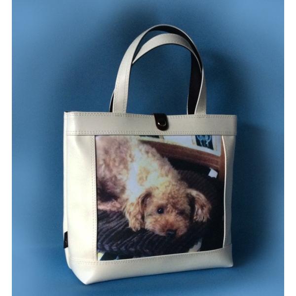 気軽に持てる丁度良いサイズ！　サイズ（横上29/横下24×高さ23×幅9.5cm）◆本体表地　レザー（合皮）※写真はアイボリー   /下は茶◆プリント両面可能（２枚の写真）＋\2500◆口元かぶせホック◆革使用箇所・かぶせ（写真はチョコ色）...