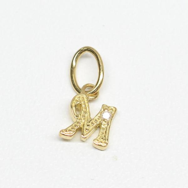 イニシャル： M品番： 100-20346石名： ダイヤ0.01ct地金： K18本体サイズ： 6ｍｍ×5ｍｍ丸カン縦：約5.3ｍｍ　内径約4.0mm横：約3.7ｍｍ　内径約2.5mm※チェーンは付いていません。本体は結構小さいです。あとで...
