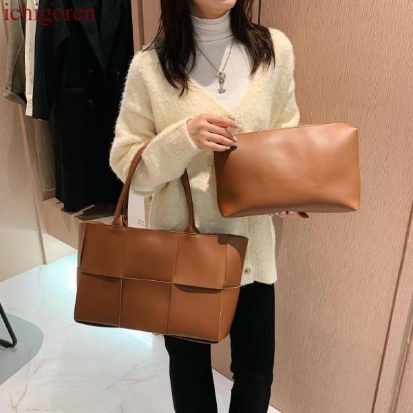 商品名：エコレザー編み込みトートバッグ / Eco leather intertwined tote bagトレンドのウーブンバッグが登場！大きめサイズで、デイリー使いや通勤・通学はもちろん、たくさん荷物を持ち歩くママにもおすすめ♪ビッグサ...
