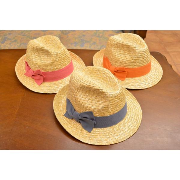 ムギ１００%による春夏らしい素材感と、柔らかな風合い。シンプルながらも使い回しがしやすく、センターデントスタイルのラインフォルムと、スマートなマニッシュのスタイルフォルムが独特な雰囲気をかもし出します。ブレード編みによる春夏らしい涼し気な雰...