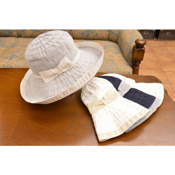 ミックスコットンによる春夏らしいサラッとした素材感と、柔らかな風合い。おしゃれな配色のリボンとブリム先端のラメ入りデザインに、ブレードセーラーのラインフォルムが独特な雰囲気をかもし出します。また、ブレードハット特有の、ブリム（つば）の自在性...