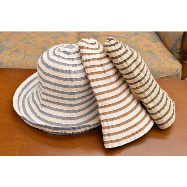 ミックスコットンによる春夏らしいサラッとした素材感と、柔らかな風合い。おしゃれな配色のラメ入りデザインのボーダー柄に、ブレードセーラーのラインフォルムが独特な雰囲気をかもし出します。また、ブレードハット特有の、ブリム（つば）の自在性、コンパ...