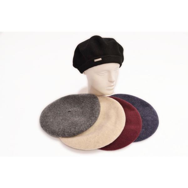 優しくて、温かみ感のあるピュアバージンウールの素材感に、さりげないブランドロゴプレートのあしらい、縁の部分を折り返したシンプルなデザインと、ベレーならではのスタイルの自在性が、トータルバランスに優れ、とても、おしゃれでステキです。あなたの、...