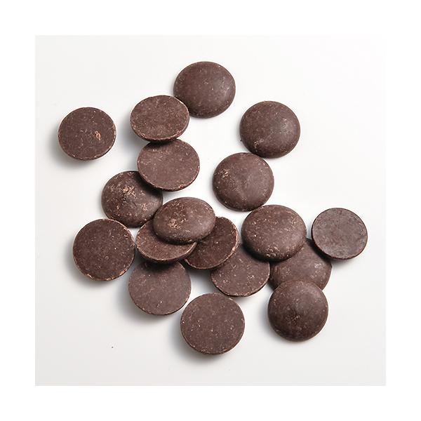 カカオ分70％　タブレットタイプ。70％としてはクセがなく甘味がありそのままでも美味しいチョコレートです。フォラステロ種とクリオロ種の交配によって生まれたイスパニョーラ種のカカオを使用しています。肥沃な土壌からの恵みにより栽培されたこのカカ...