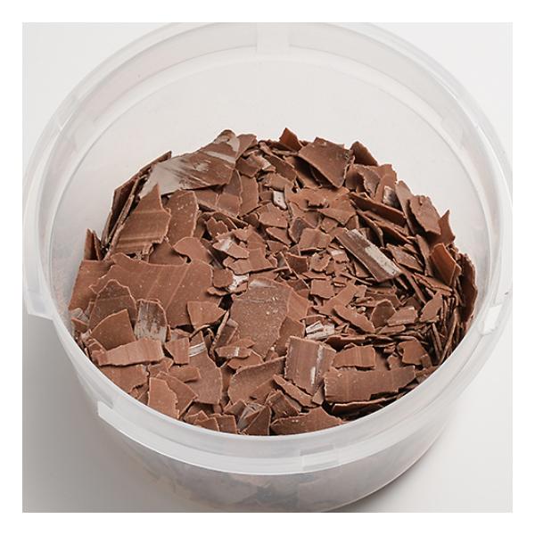 チョコレートを薄く削っています。ケーキのトッピングに。