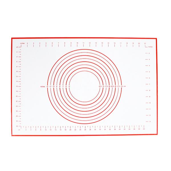 620×419mm生地をマットの目盛サイズに伸ばすと、使用するタルトやパイ型の目安になります。四方サイドにも目盛が付いていて便利。生地がつきにくくこねる時にくずれにくいのが特徴です。
