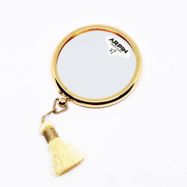 最高品質の素材を用いてつくられるパリ生まれのエレガントな拡大鏡です。。表示成分。枠、柄：真鍮。用法・用量／使用方法。拡大鏡には焦点距離があり顔と鏡との距離は 15〜28ｃｍが適当とされています。正確な距離がより鮮明な像をうつしだします。目、...