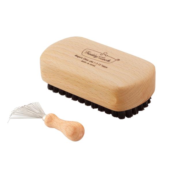 ウォッシュサロントーキョーで実際にスタッフが使用している毛玉取り用クロスブラシです。馬毛や豚毛よりもハリ・コシが強い猪毛のため、ニットやセーターの風合いを損ねずに、毛玉だけを取ることができます。さらに、猪毛には静電気が起きにくいという良さも...