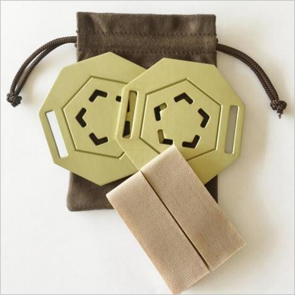 メーカー： 株式会社コンプラウト※小さな傷やへこみがある場合がございます。ご了承の上、お買い求めくださいませ。FTWという特殊なプレートをいつでもどこでも持ち運べる形状に仕上げたのが『フォーグ』。遠赤外線を持続的安定的に放出しています。身に...