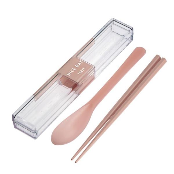 スプーンと箸が入るケースが付いたコンビセット。衝撃に強く落としても割れにくいケースです。（※メーカー比）透明で中身が見えて入れ忘れがありません。移動中に気になるカチャカチャ音を防止するクッション付き。箸は持ちやすい六角箸18cmです。食器洗...