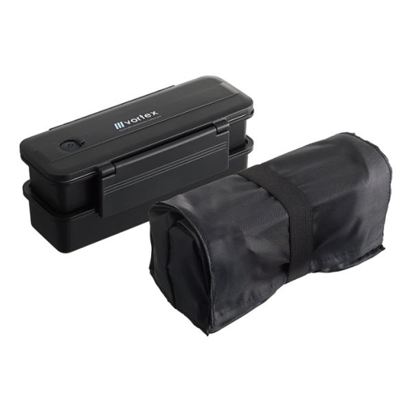 ※本商品は新品未使用品ですがパッケージに汚れ、擦り傷や破れ、糊代の剥がれ等がある場合がございます。製品は問題ございませんので、ご了承ください。持ち運びに便利なスリムタイプの2段ランチボックスです。本体、中皿、仕切、箸に防汚加工がされています...