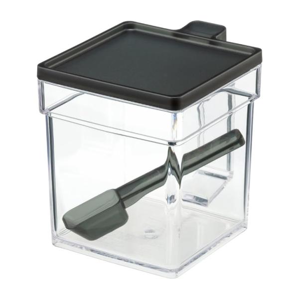 専用スプーン(約5ml)がポットの上部に収納できます。使いやすいシンプル設計で調味料以外の保存にも。片手で簡単にフタの開閉できます。■製品スペックサイズ：約11×8.6×10.1cm(横幅×奥行×高さ)容量：400ml材質：スチロール樹脂、...