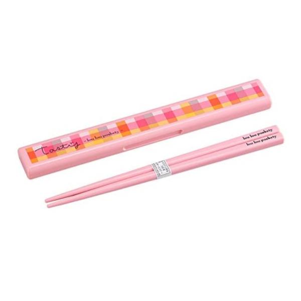 ※本商品は新品・未使用品ですがパッケージに擦り傷等がある場合がございます。製品は問題ございませんので、ご了承ください。かわいいチェック柄の箸箱と箸セットです。箸のサイズは19.5cmです。食器洗浄機・乾燥機の使用ができます。■製品スペックサ...