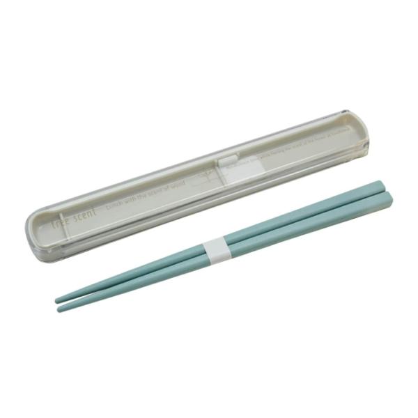 「ヒノキ」の木粉と融合したプラスチックの箸を使用した箸・箸箱セット。箸に天然抗菌効果があるひのきぷらを使用しています。お箸からやさしい木の香りがします。※使用するうちに香りは薄れてきます。箸のサイズは19.3cmです。ケースにシリコンパーツ...