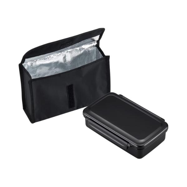 保冷バック付きのお弁当箱です。吸排気弁がフタの張り付きを防止します。18cmの箸付き。フタと中フタを外して電子レンジの使用ができます。油汚れが落ちやすい防汚剤を本体と仕切りに添加しています。※食器洗浄機・乾燥機はご使用できません。■商品スペ...