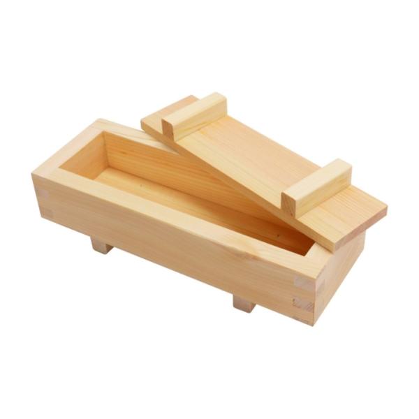 カビに強く汚れにくい桧材を使用。耐水性に優れ、酢飯の長時間保存も可能です。■製品スペックサイズ：約24×8.5×5.5cm(横幅×奥行×高さ)材質：桧原産国：日本＜おすすめポイント＞すし 押し寿司 ひのき 調理器具