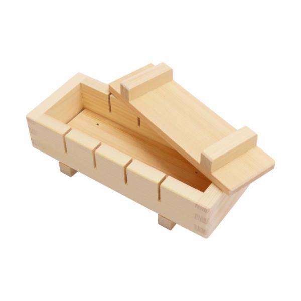 カビに強く汚れにくい桧材を使用。耐水性に優れ、酢飯の長時間保存も可能です。■製品スペックサイズ：約20.5×8.5×5.5cm(横幅×奥行×高さ)材質：桧原産国：日本＜おすすめポイント＞すし 押し寿司 ひのき 調理器具