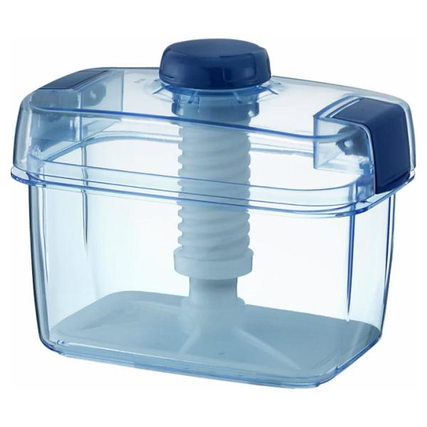 ハンドルを回して加圧する卓上タイプの漬け物器です。少量の野菜に適したコンパクトサイズです。蓋は開閉がラクなワンタッチロック式。■製品スペックサイズ：約21.8×14×16.5cm容量：2.2L＜材質＞本体：ポリスチレン蓋、キャップ：AS樹脂...