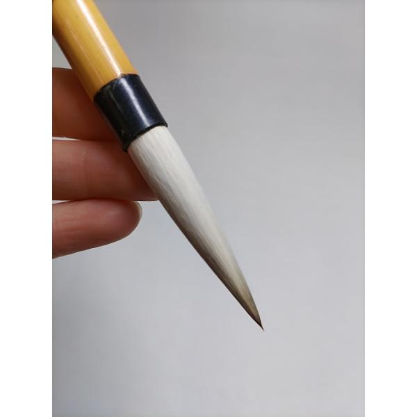 出峰サイズ：約10ｘ49ｍｍ材質：動物毛、竹※1997年に仕入れた筆です。　経年劣化のため、穂首の接着部分シミ（のりの変色と思われます）がある場合がございます、ご了承お願い致します。　古い筆こそ、毛の質がいいです。