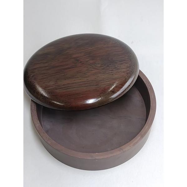 【発売日：2024年10月24日】本体サイズ：直径約12ｃｍ　　　　　　高さ約2.8ｃｍ　　　　　　厚み約0.6ｃｍ（側面）※画像は数あるうちの1点を掲載しております。全く同じ石質・石紋の硯をご提供することは出来ません。お送りする硯は大きな...