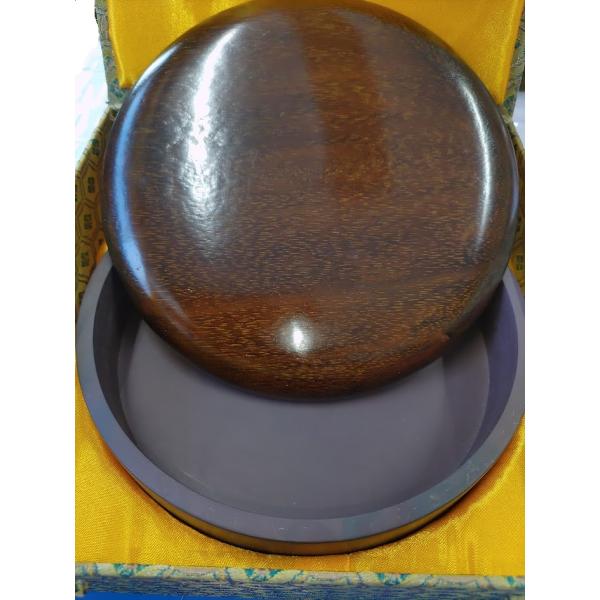 【発売日：2025年11月10日】本体サイズ：直径約19ｃｍ　　　　　　高さ約4.5ｃｍ　　　　　　厚み約0.76ｃｍ　　　　　　重さ約：1.3ｋｇ※画像は数あるうちの1点を掲載しております。全く同じ石質・石紋の硯をご提供することは出来ませ...