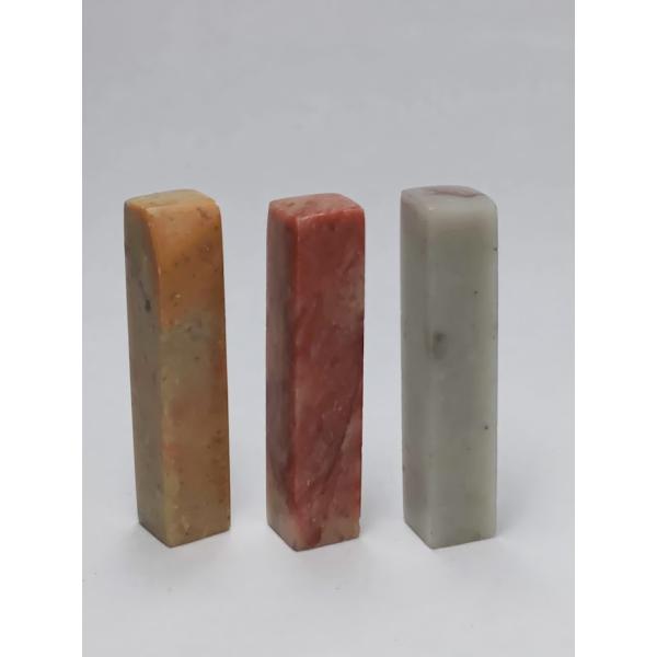 【発売日：2024年10月15日】彫面サイズ約0.8ｃｍｘ0.8ｃｍ　(天然石のため、石紋など多少変わる場合があります、同等品ランダム発送となります。）高さ約4ｃｍ中国産福州寿山石