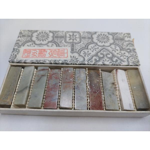 【発売日：2024年10月15日】彫面サイズ約1.2ｃｍｘ1.2ｃｍ　(天然石のため、石紋など多少変わる場合があります、同等品ランダム発送となります。）中国産福州寿山石