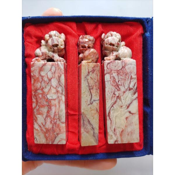 【発売日：2025年01月07日】鈕付印材彫面サイズ：約1.8ｃｍｘ1.8ｃｍ（２本）　　　　　：約1.8ｃｍｘ0.9ｃｍ（１本）高さ約6.5ｃｍ★使用済みの印材、大変申し訳ございませんが返金返品交換保証はございませんのでご了承ください。★...