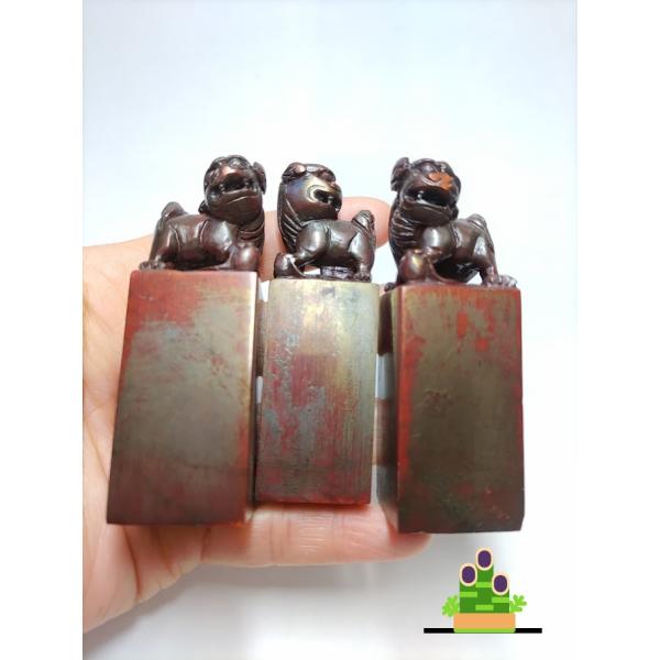 【発売日：2024年12月25日】鈕付印材状態：新品彫面サイズ：約2.5ｘ2.5ｃｍ（２本）　　　　　　約1.0ｘ1.0ｃｍ（１本）高さ：約8ｃｍ※寿山の石に赤、金色に染めた印材です、色落ちも少しあります。(天然石のため、石紋など多少変わる...