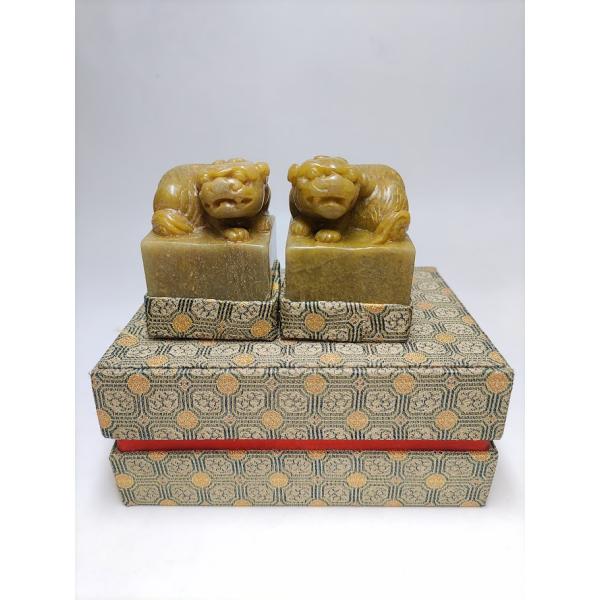 【発売日：2025年01月06日】鈕付印材彫面サイズ：約4.0ｃｍｘ4.0ｃｍ（２本）　　　　　高さ約5.5ｃｍ★使用済みの印材、大変申し訳ございませんが返金返品交換保証はございませんのでご了承ください。★出荷時検品致しますが、印面以外の小...