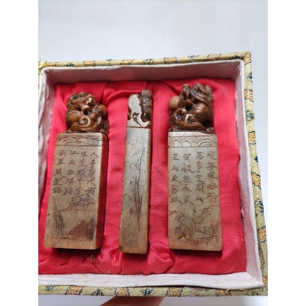 【発売日：2025年02月10日】鈕付印材彫面サイズ：約2.0ｃｍｘ2.0ｃｍ（２本）　　　　　：約2.0ｃｍｘ1.0ｃｍ（１本）高さ約7ｃｍ★使用済みの印材、大変申し訳ございませんが返金返品交換保証はございませんのでご了承ください。★出荷...