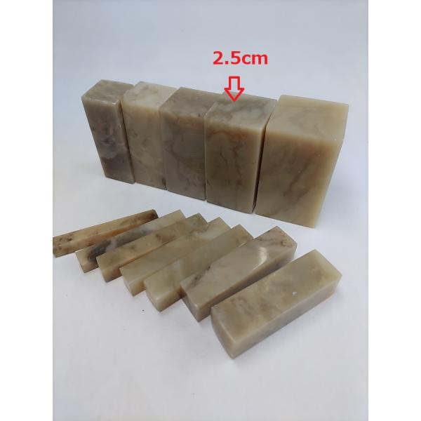 彫面サイズ：約2.5ｘ2.5ｃｍ高さ：約5ｃｍ(天然石のため、石紋など多少変わる場合があります、同等品ランダム発送となります。）