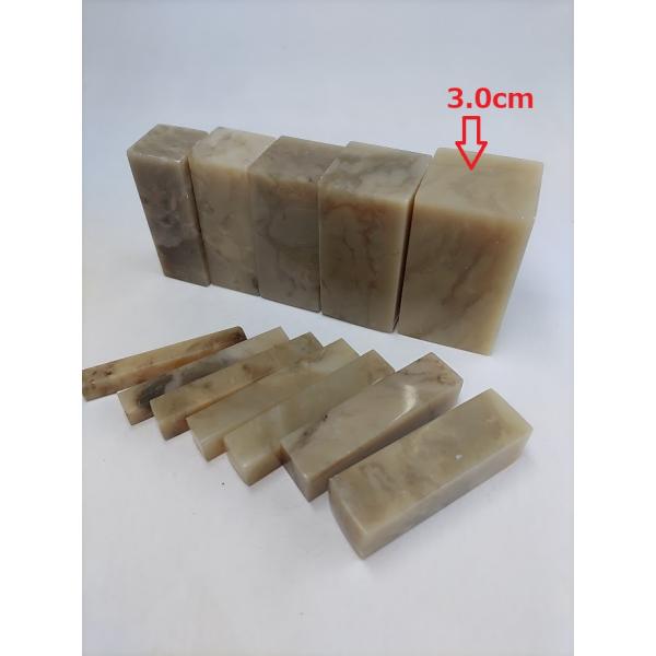 【発売日：2024年10月17日】彫面サイズ：約3.0ｘ3.0ｃｍ高さ：約5ｃｍ(天然石のため、石紋など多少変わる場合があります、同等品ランダム発送となります。）