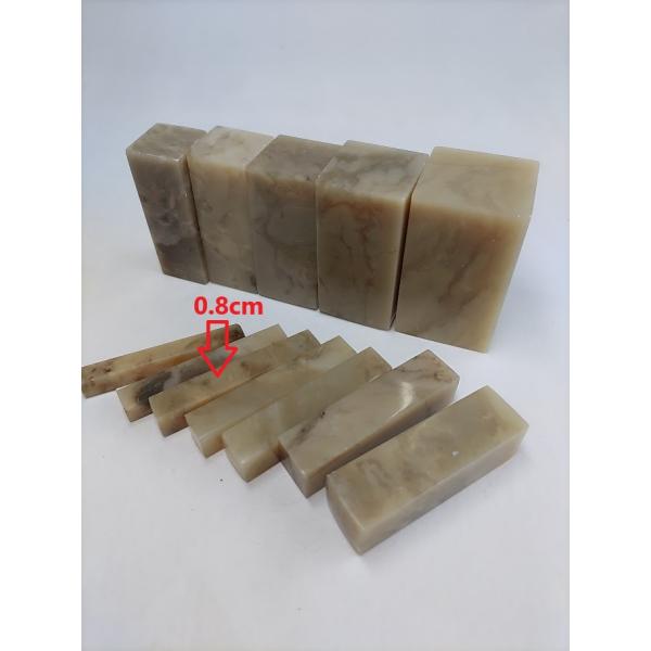 【発売日：2024年10月16日】彫面サイズ：約0.8ｘ0.8ｃｍ高さ：約5ｃｍ(天然石のため、石紋など多少変わる場合があります、同等品ランダム発送となります。）