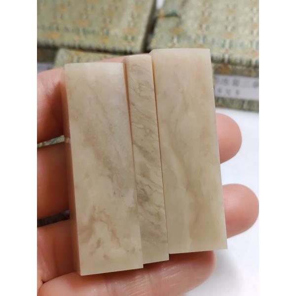 【発売日：2024年12月11日】彫面サイズ：約1.5ｘ1.5ｃｍ（２個）彫面サイズ：約0.75ｘ0.75ｃｍ（１個）高さ：約5ｃｍ(天然石のため、石紋など多少変わる場合があります、同等品ランダム発送となります。）