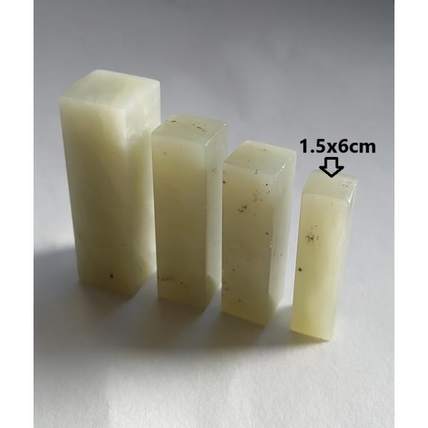 【発売日：2024年11月08日】彫面サイズ：約1.5ｘ1.5ｃｍ高さ：約6ｃｍ産地：中国(天然石のため、石紋、色など多少変わる場合があります、同等品ランダム発送となります。）*特徴：東北緑凍石は、粘りがあり、うすい緑色でやや透明感がある石...