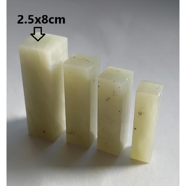 【発売日：2024年11月08日】彫面サイズ：約2.5ｘ2.5ｃｍ高さ：約8ｃｍ産地：中国(天然石のため、石紋、色など多少変わる場合があります、同等品ランダム発送となります。）*特徴：東北緑凍石は、粘りがあり、うすい緑色でやや透明感がある石...