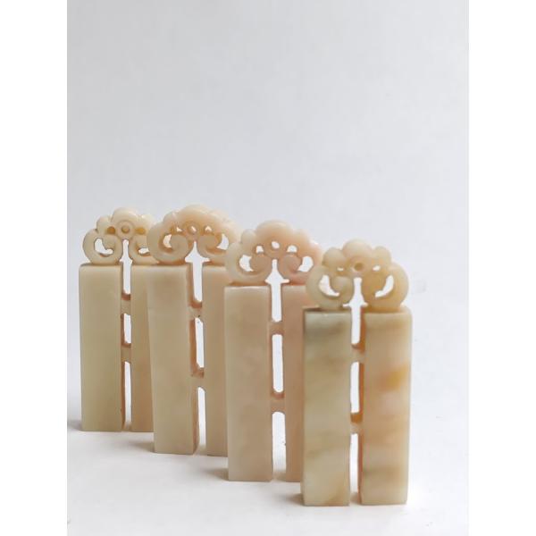 【発売日：2024年10月24日】サイズ：印面約1.0ｃｍ（ｘ２）高さ約：4.5ｃｍ★天然石のため、石紋など多少変わる場合があります、同等品ランダム発送となります。★使用済みの印材、大変申し訳ございませんが返金返品交換保証はございませんので...