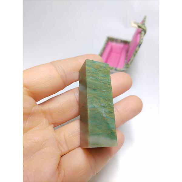 【発売日：2024年12月16日】古い広東緑石、90年代仕入た商品天然物でまたっく同じ模様の物がないため、唯一無二である。彫面サイズ：約1.5ｘ1.5ｃｍ高さ：約4.8ｃｍ重さ：約33ｇ爆買いWEEKキャンペーン