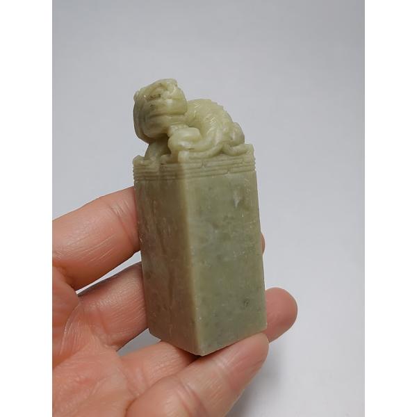 【発売日：2025年04月09日】商品情報状態：新品彫面サイズ約：2.5ｘ2.5ｃｍ（天然石）高さ約：7ｃｍ箱なし★使用済みの印材、大変申し訳ございませんが返金返品交換保証はございませんのでご了承ください。結構古い仕入れの商品、比較的に彫り...