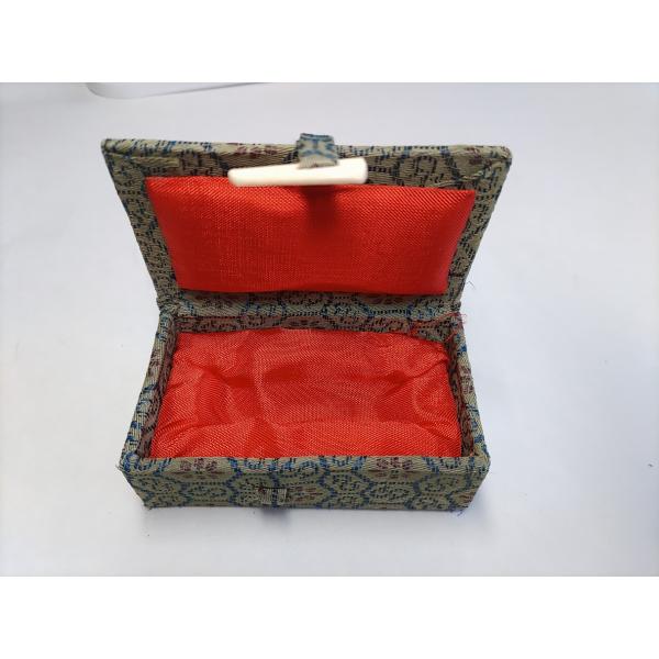 【発売日：2024年10月11日】外寸サイズ：約85ｘ50ｘ30ｍｍ0.6〜1.5ｃｍまで、高さ５ｃｍまで印材用箱です。