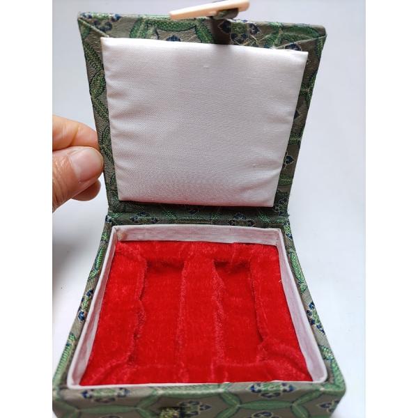 【発売日：2025年01月30日】外寸サイズ：約85ｘ80ｘ32ｍｍ1.0〜2.0ｃｍまで、高さ5ｃｍまで二本入り用印材箱です。