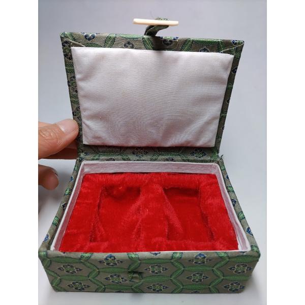 【発売日：2025年01月30日】外寸サイズ：約110ｘ80ｘ45ｍｍ2.5ｃｍまで、高さ5ｃｍまで二本入り用印材箱です